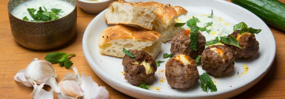 Rezept der Woche: Feta-Dattel-Hackbällchen mit Tzatziki - Dein Biomarkt