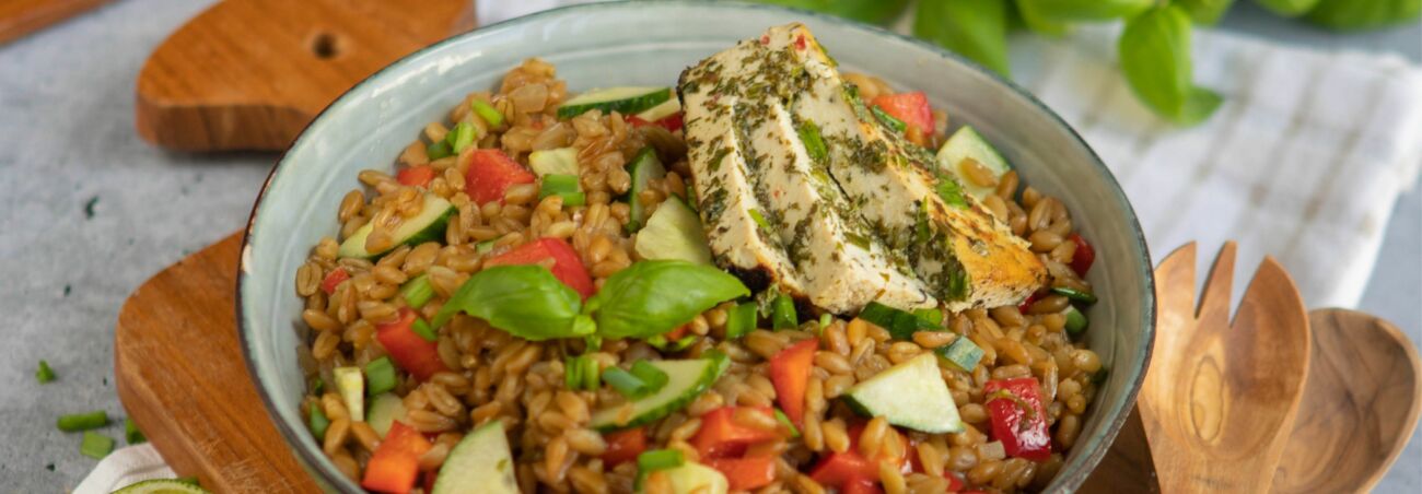 Rezept der Woche: Gegrillter Tofu mit Grünkernsalat