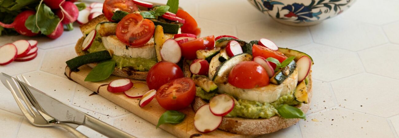 Rezept der Woche: Grillkäse auf Brot und mediterranem Gemüse